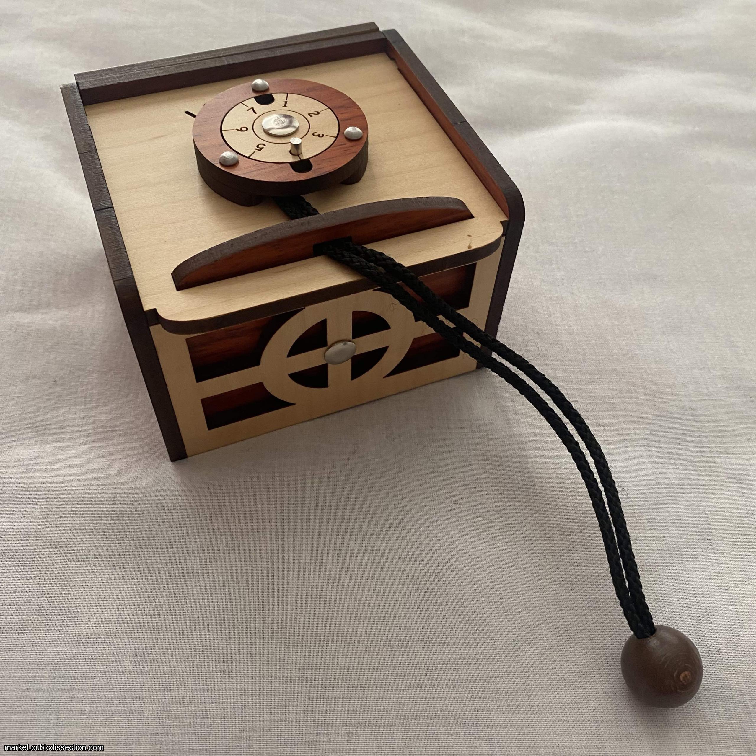 Loopy Box, IPP35 Exchange Puzzle designed by Jean-Claude Constantin
